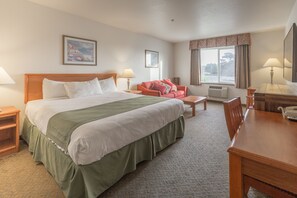 Cofres nos quartos, escrivaninha, ferros/tábuas de passar roupa