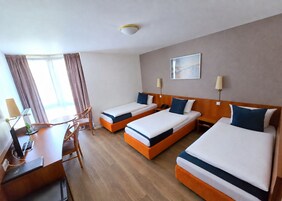 Quarto Triplo | Secretária, cortinas/cortinados opacos, quartos insonorizados 