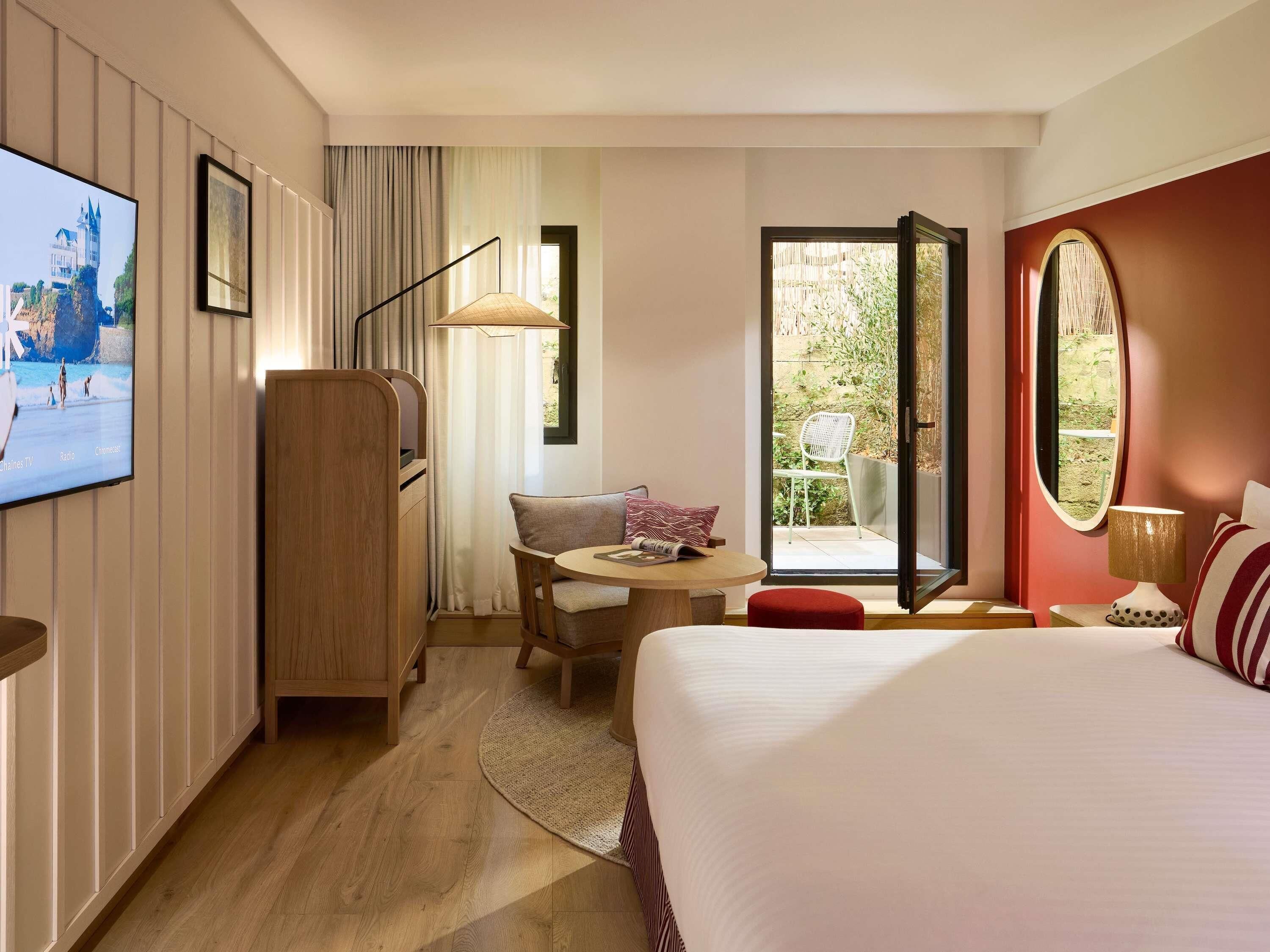 Quarto Superior, pátio (2 Twin Beds,1 King Bed. Ground Floor) | Roupa de alta qualidade, edredões de penas, minibar, cofre no quarto 