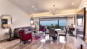 Suite de Luxo, vista para o oceano, junto à praia | Sala de estar | Televisor LED de 42 polegadas com canais via satélite, televisor