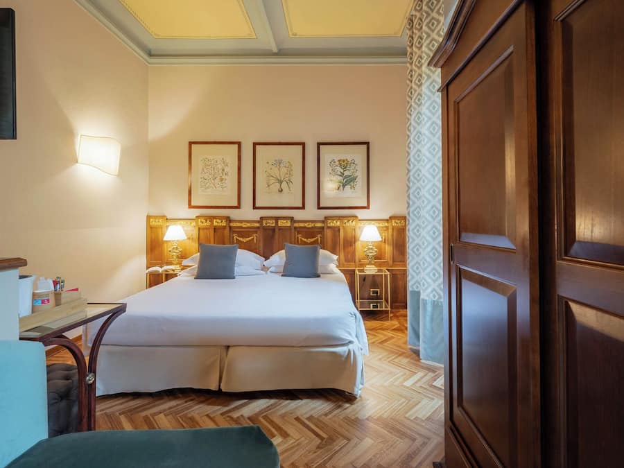 Quarto Quádruplo Clássico | Roupa hipoalergénica, minibar, cofre no quarto