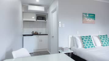 Estúdio standard, 1 cama Queen, para não fumantes (Studio) | Cozinha americana privada | Geladeira, micro-ondas, cafeteira/chaleira, chaleira elétrica