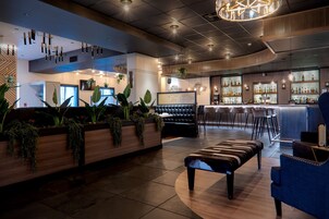 2 restaurantes: servem pequenos-almoços, almoços e jantares