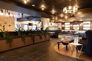 2 restaurantes: servem pequenos-almoços, almoços e jantares