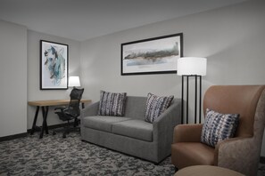 Escrivaninha, cortinas blackout, ferros/tábuas de passar roupa