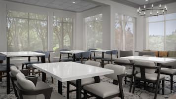 Café da manhã com buffet todos os dias (USD 17.95 por pessoa)