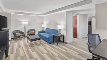 Suite, 1 quarto, banheira de hidromassagem | 1 quarto, cofre no quarto, secretária, ferro/tábua de engomar