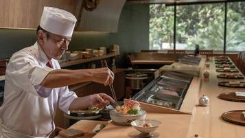 3 restaurantes: servem pequenos-almoços, almoços, jantares e brunches