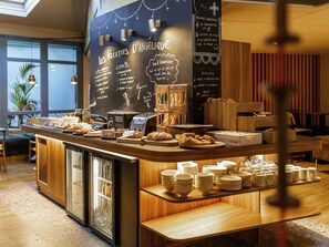 Pequeno-almoço tipo buffet diário (12.90 EUR por pessoa) 