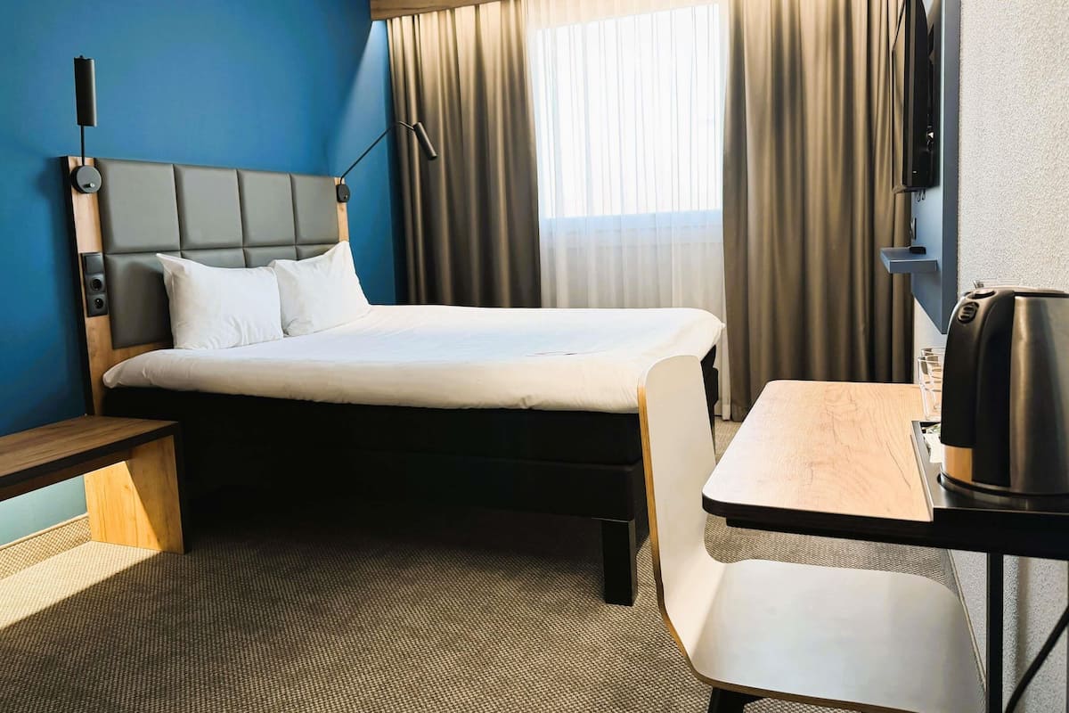 Quarto Deluxe, 1 cama de casal | Roupa de alta qualidade, cofre no quarto, secretária