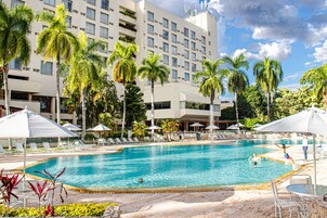 Piscina exterior, guarda-sóis, espreguiçadeiras 