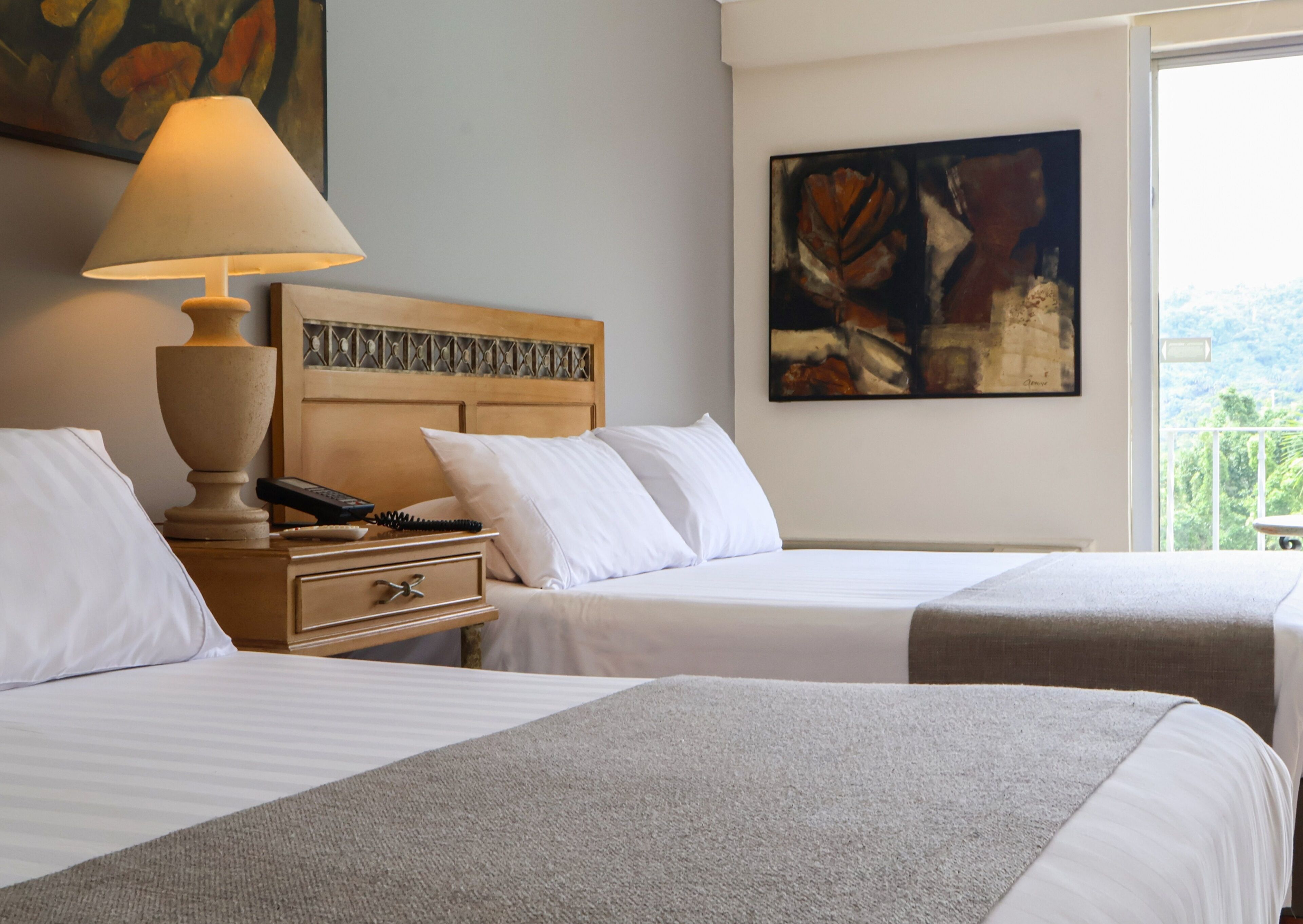 Quarto Premium, 2 camas individuais (Superior Estelar Twin Bed Room) | Roupa de alta qualidade, cofre com capacidade para portátil, secretária 