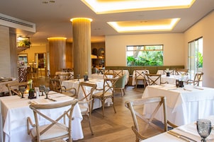 2 restaurantes: opção de café da manhã, almoço e jantar