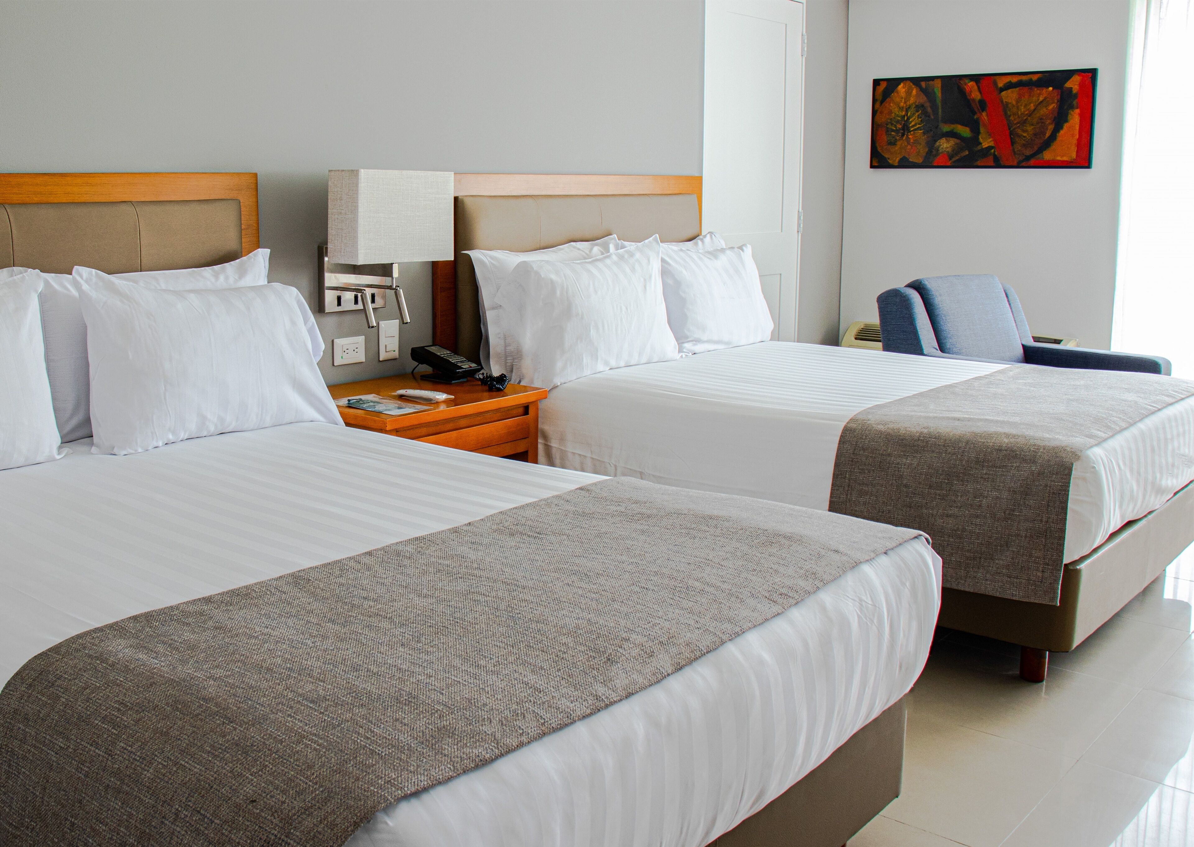 Quarto Superior, 2 camas individuais | Roupa de alta qualidade, cofre com capacidade para portátil, secretária 