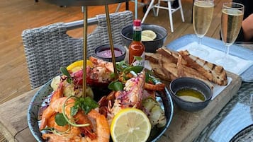 Serviço de almoço e jantar, vistas para o jardim