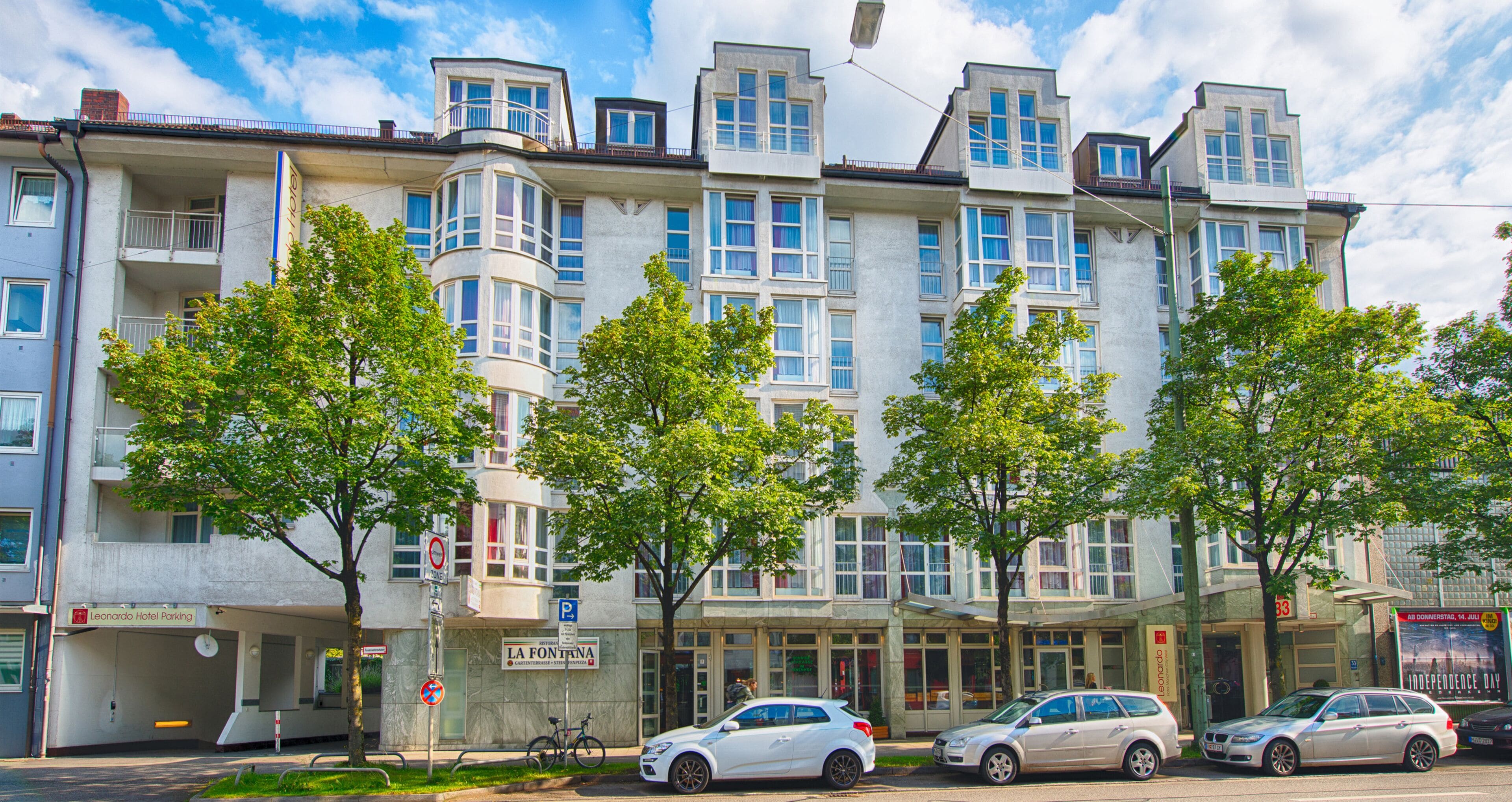Um hotel com vários andares, design moderno, com varandas e grandes janelas.