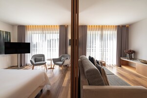Suíte com design assinado, sacada | Frigobar, cofres nos quartos, escrivaninha, cortinas blackout
