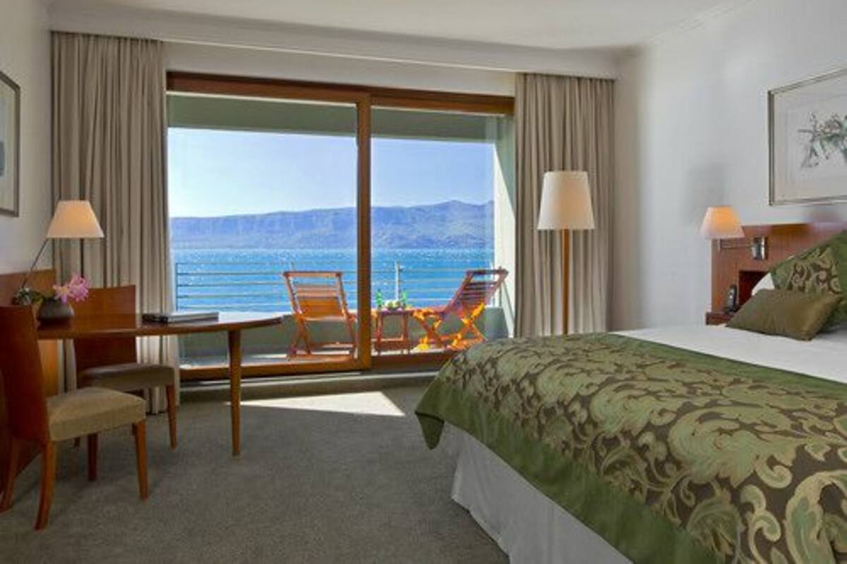 Suite Deluxe, vista para o lago | Minibar, cofre com capacidade para portátil, secretária, Wi-fi grátis 