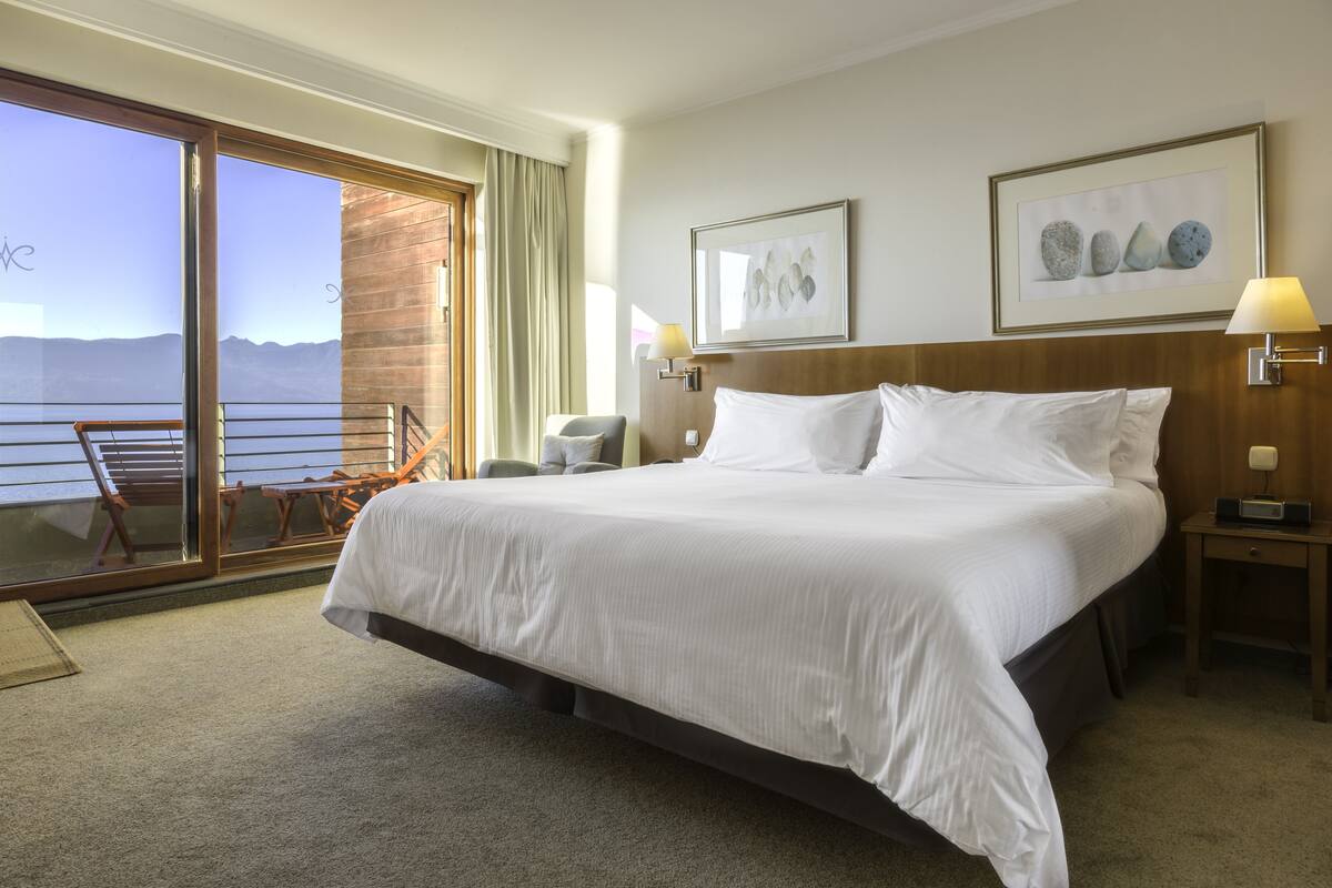 Quarto Superior, vista para o lago | Minibar, cofre com capacidade para portátil, secretária, Wi-fi grátis 