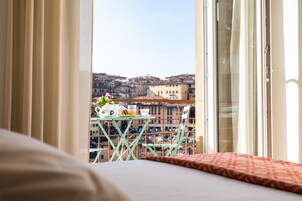 Standard Double Room, City View | Lençóis de algodão egípcio, roupa de alta qualidade, minibar 