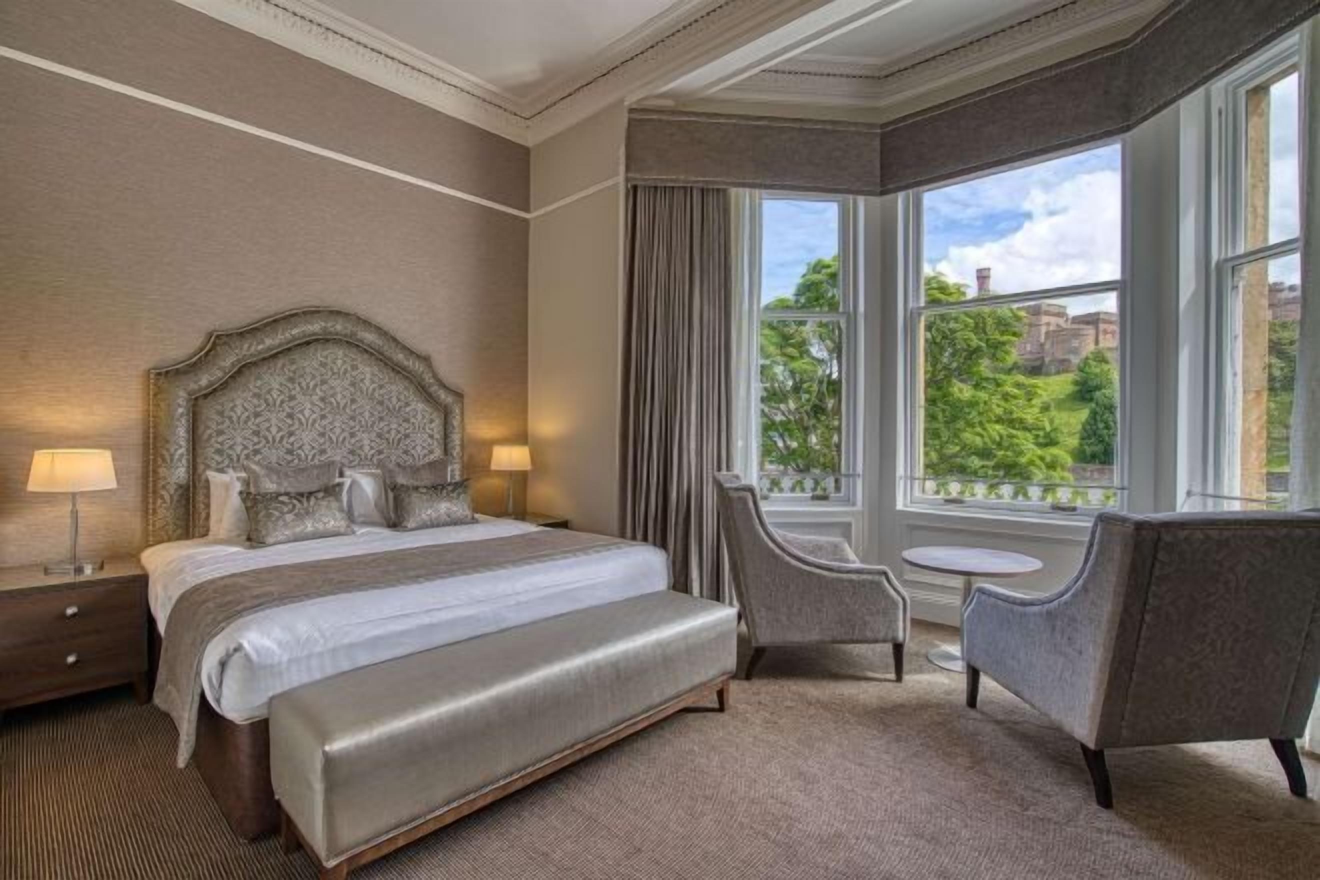 Secretária, secretária adequada para computadores portáteis 