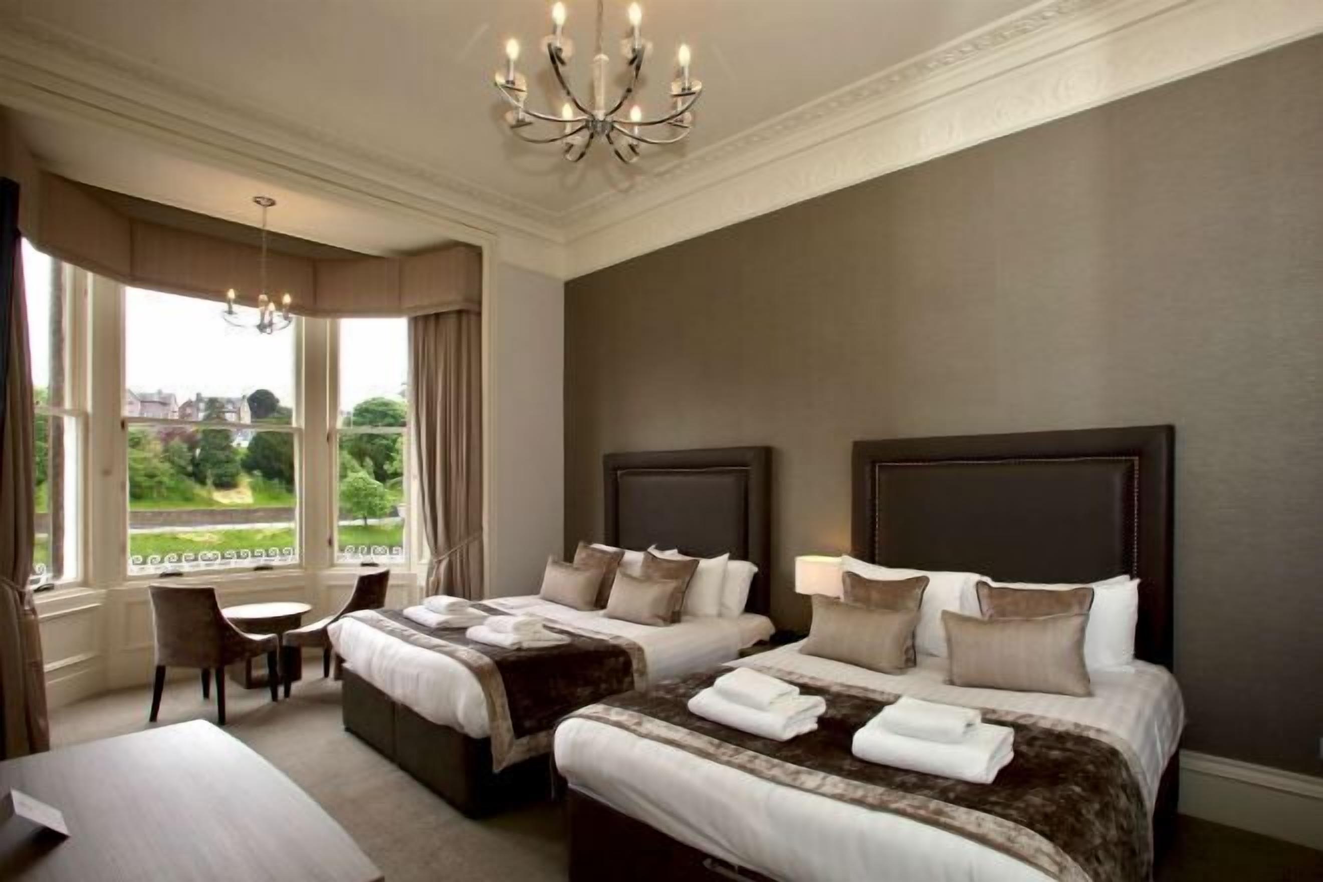 Secretária, secretária adequada para computadores portáteis 