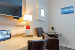 Quarto conforto, 1 cama Queen | Roupas de cama premium, cofres nos quartos, escrivaninha