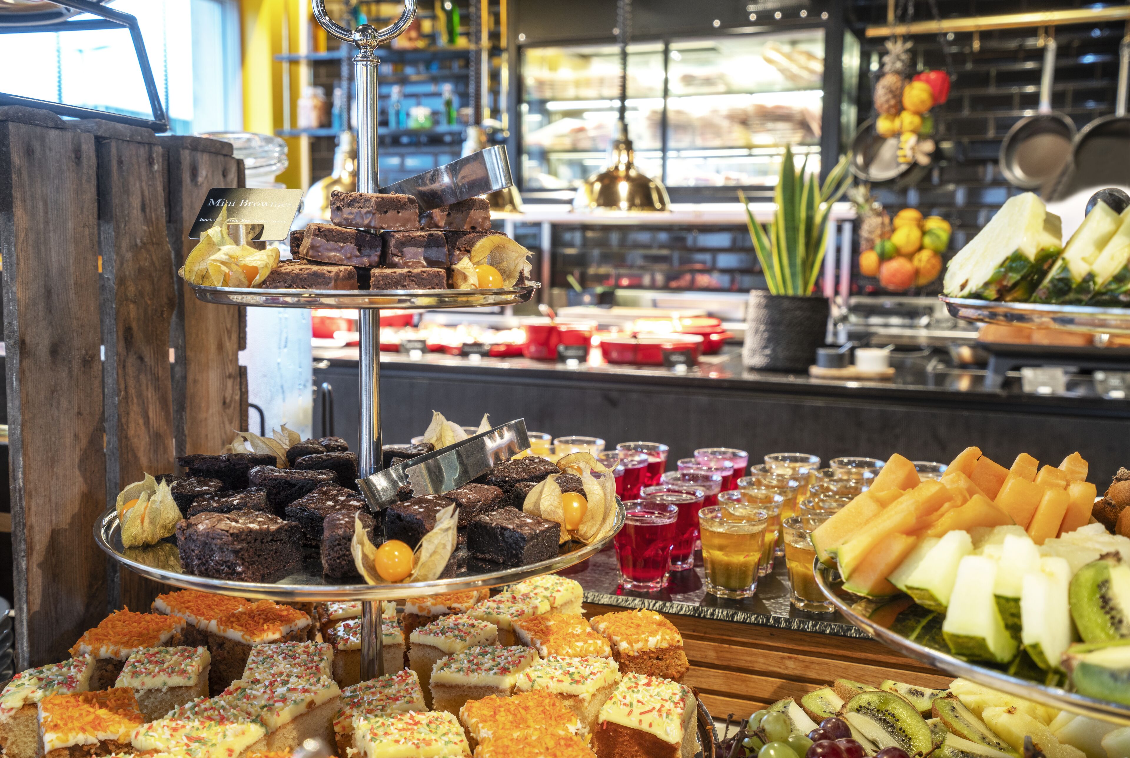 Um buffet com diversos doces e frutas.