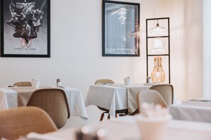 Café da manhã com buffet todos os dias (EUR 22 por pessoa) 