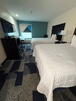 Quarto, 2 camas queen-size, não fumadores | Cofre no quarto, secretária 