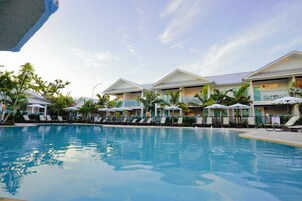 2 piscinas exteriores