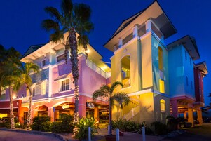 Fachada do alojamento (tarde/noite)