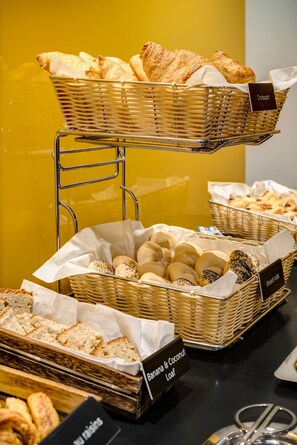Pequeno-almoço completo diário mediante uma taxa 