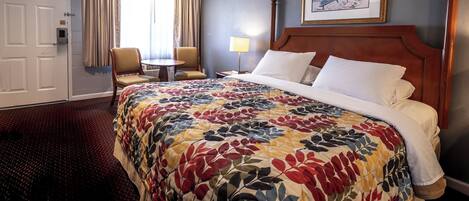 Quarto standard, 1 cama King, para não fumantes | Roupas de cama de algodão egípcio, roupas de cama premium, escrivaninha