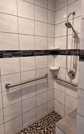 Quarto standard, 1 cama King, acessível, para não fumantes | Banheiro | Chuveiro, produtos de toalete grátis, secador de cabelo 