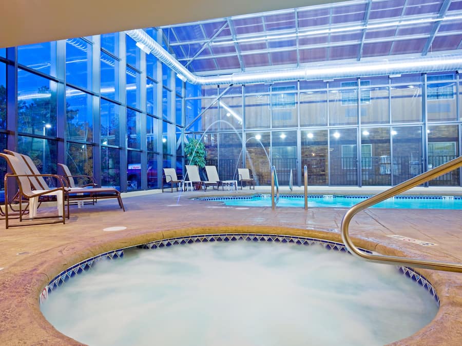 Piscina interna, funciona das 9h às 21h, espreguiçadeiras