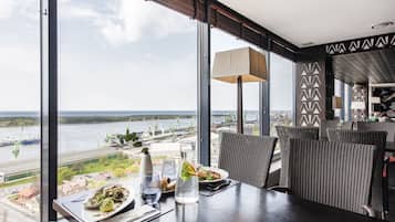 3 restaurantes, com serviço de almoço e jantar; culinária internacional