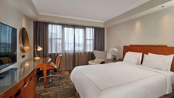 Minibar, cofre com capacidade para portátil, secretária