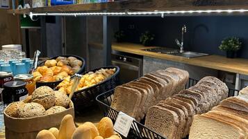 Pequeno-almoço tipo buffet diário (4.95 EUR por pessoa)