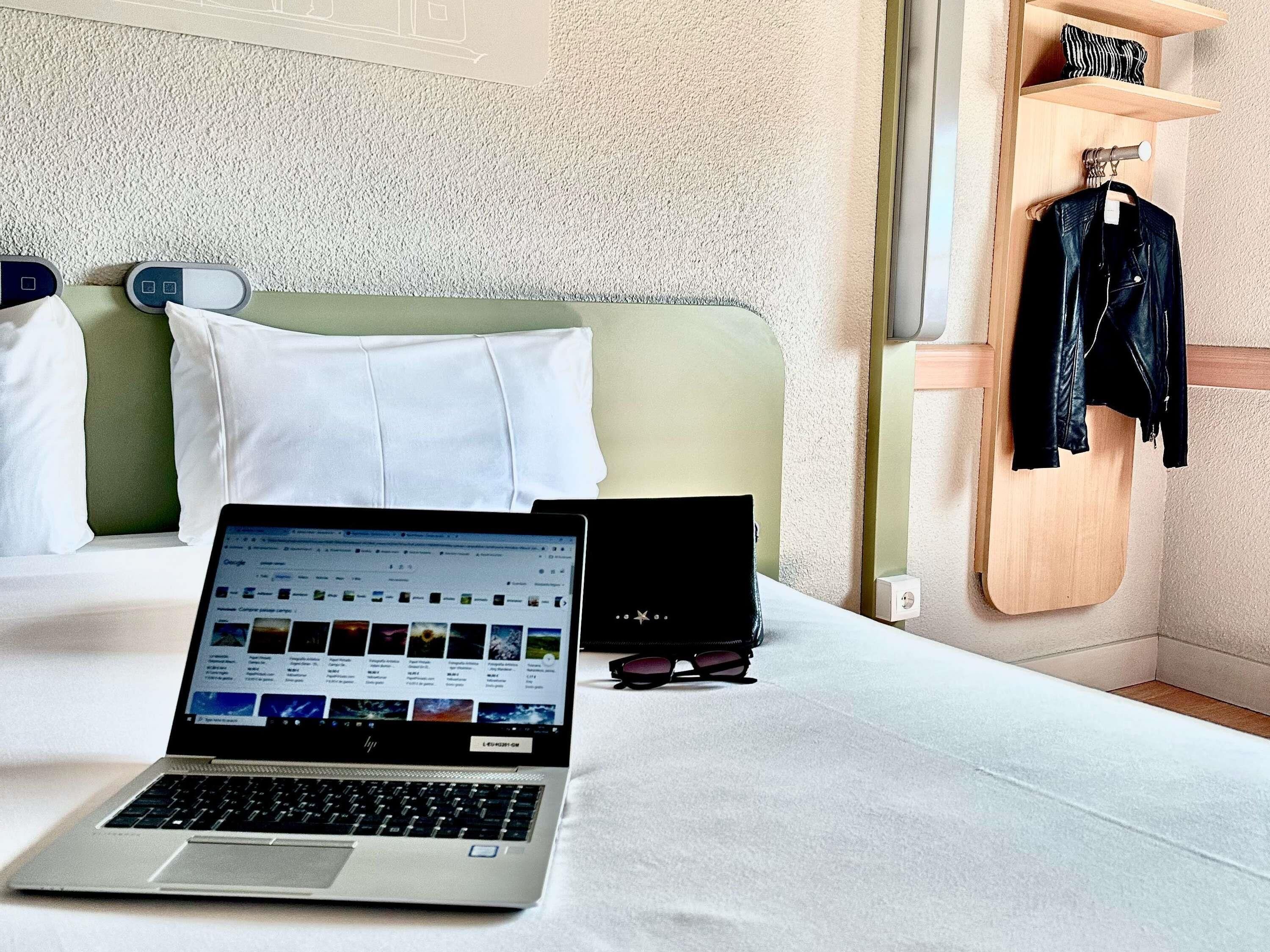 Secretária, quartos insonorizados, ferro/tábua de engomar 