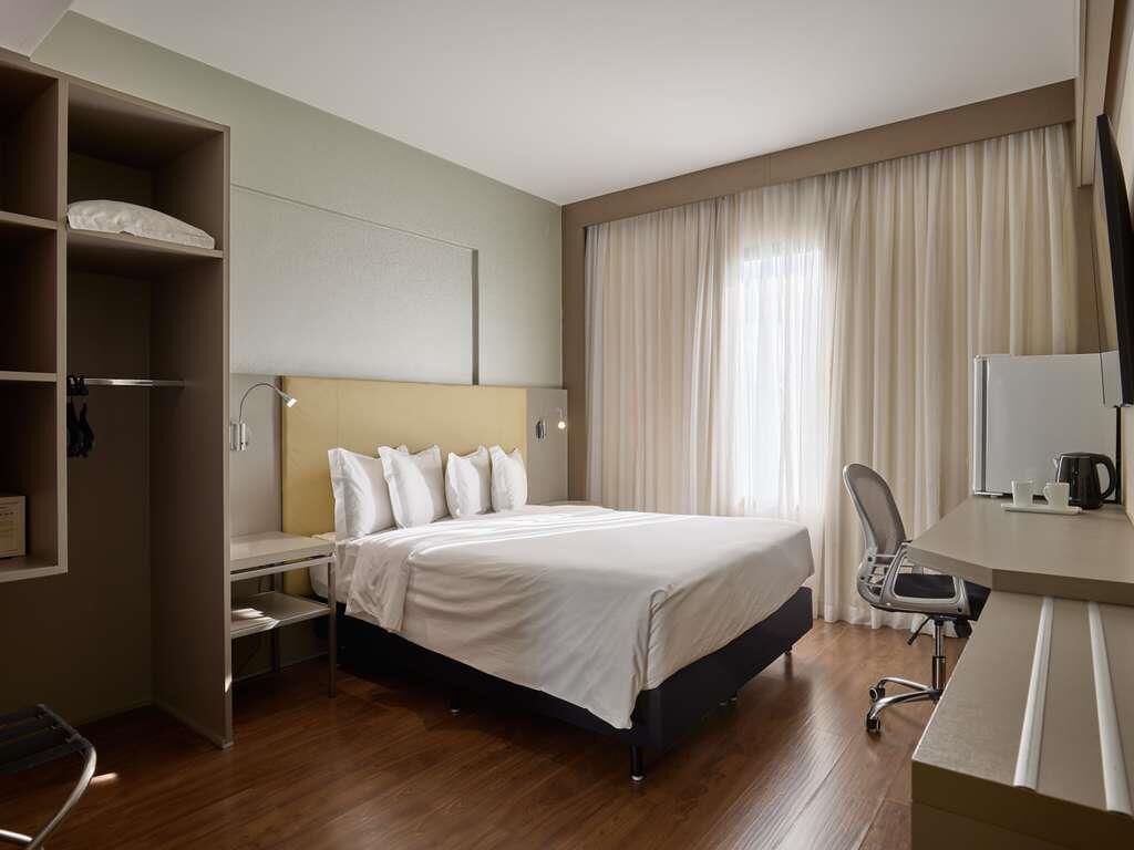 Quarto superior, 1 cama de casal | Frigobar, cofres nos quartos, espaço de trabalho para notebook