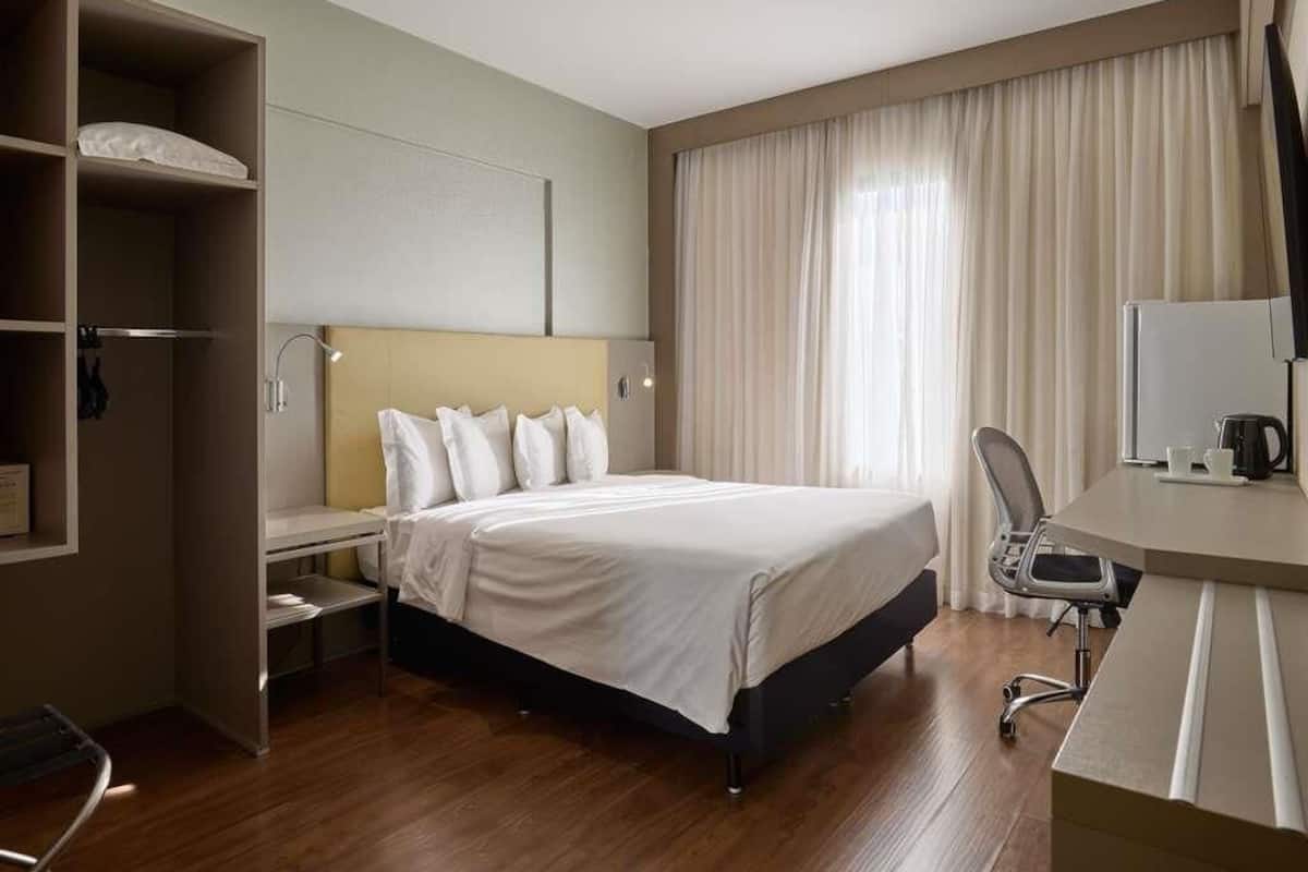 Quarto superior, 1 cama de casal | Frigobar, cofres nos quartos, espaço de trabalho para notebook