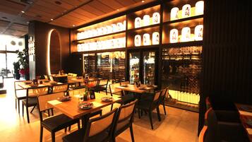 Pequenos-almoços, almoços, jantares servidos, cozinha internacional