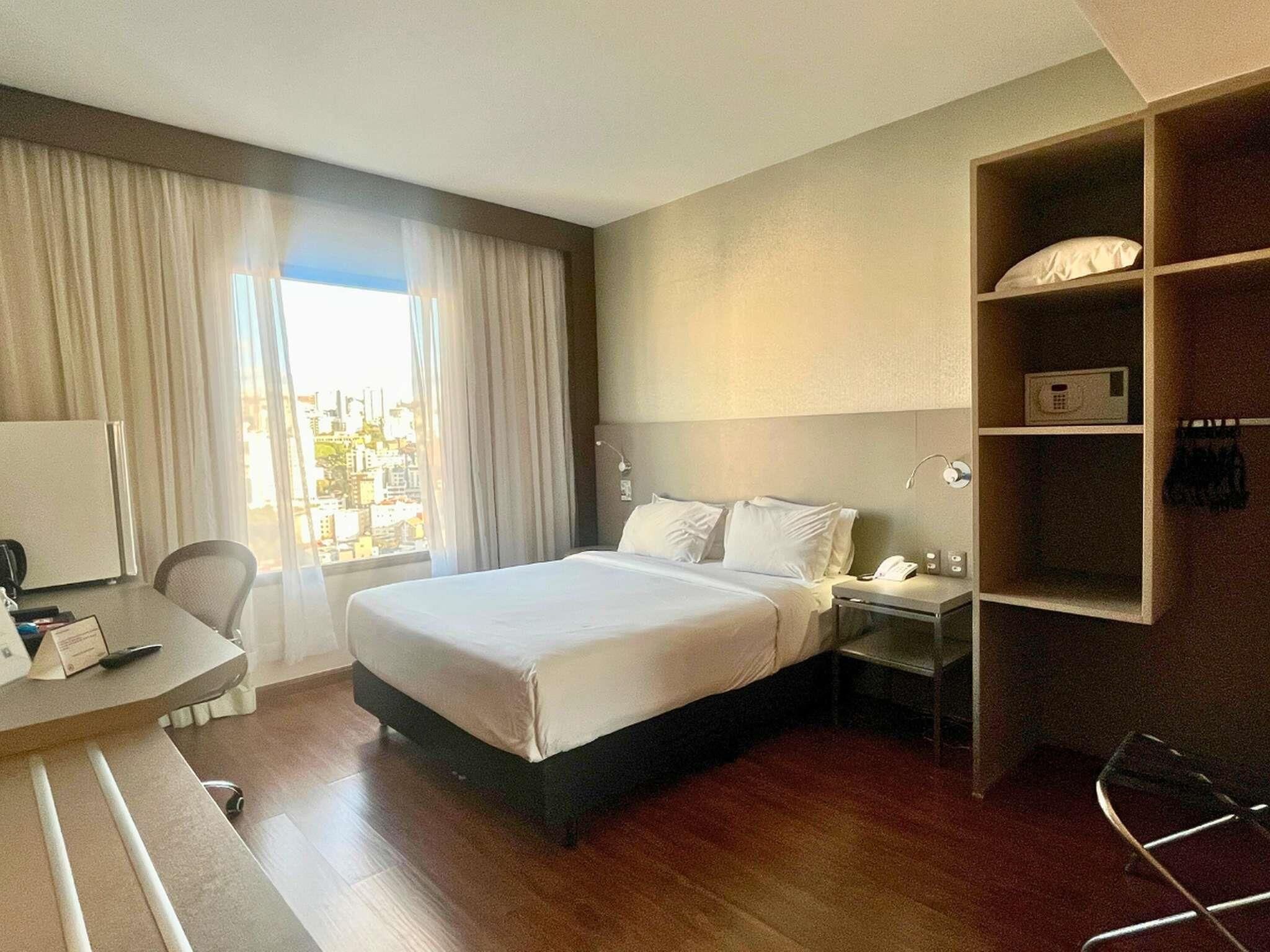 Quarto superior, 1 cama de casal, acessível para pessoas com deficiência física | Frigobar, cofres nos quartos, espaço de trabalho para notebook