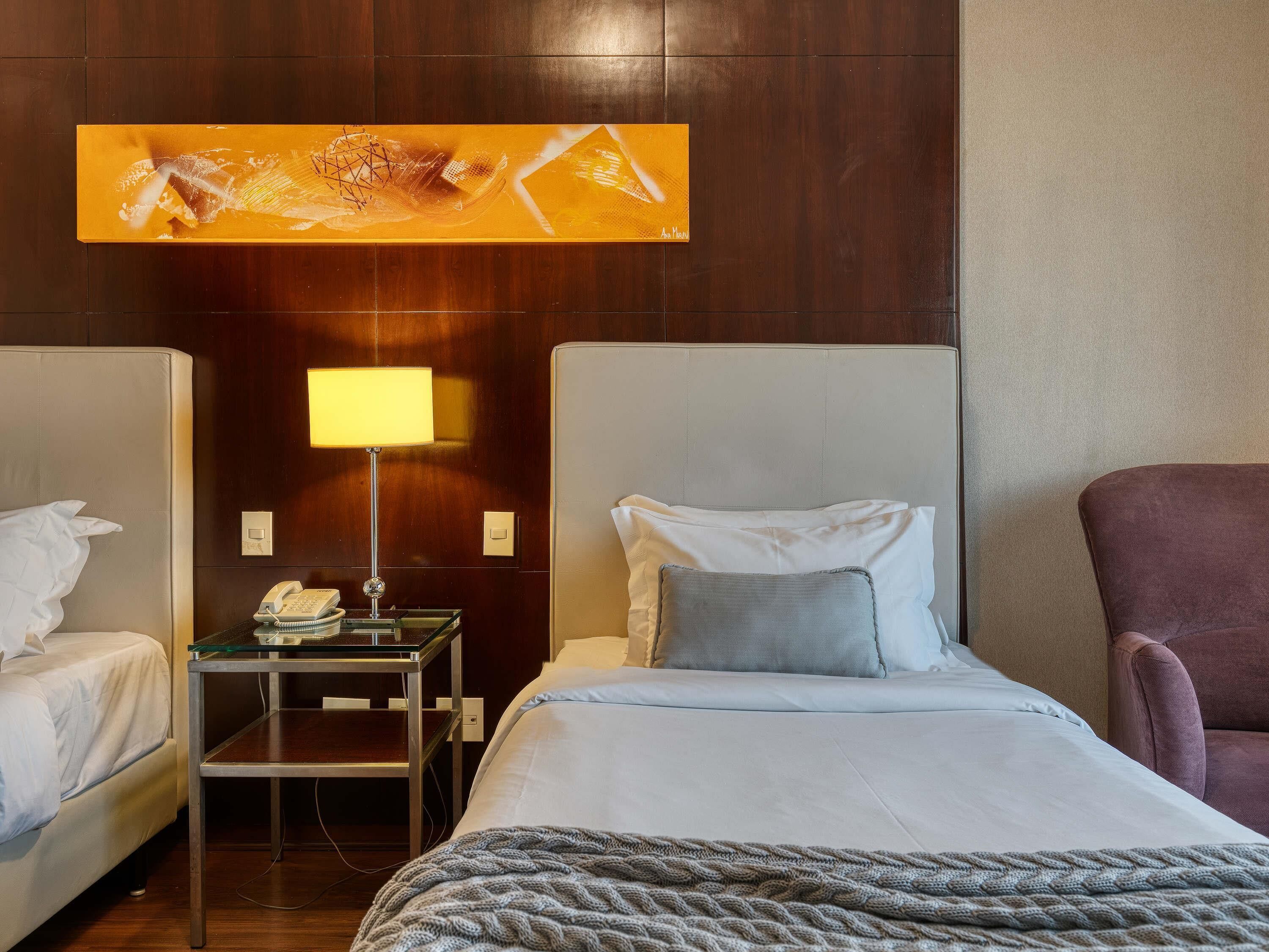 Frigobar, cofres nos quartos, escrivaninha, cortinas blackout