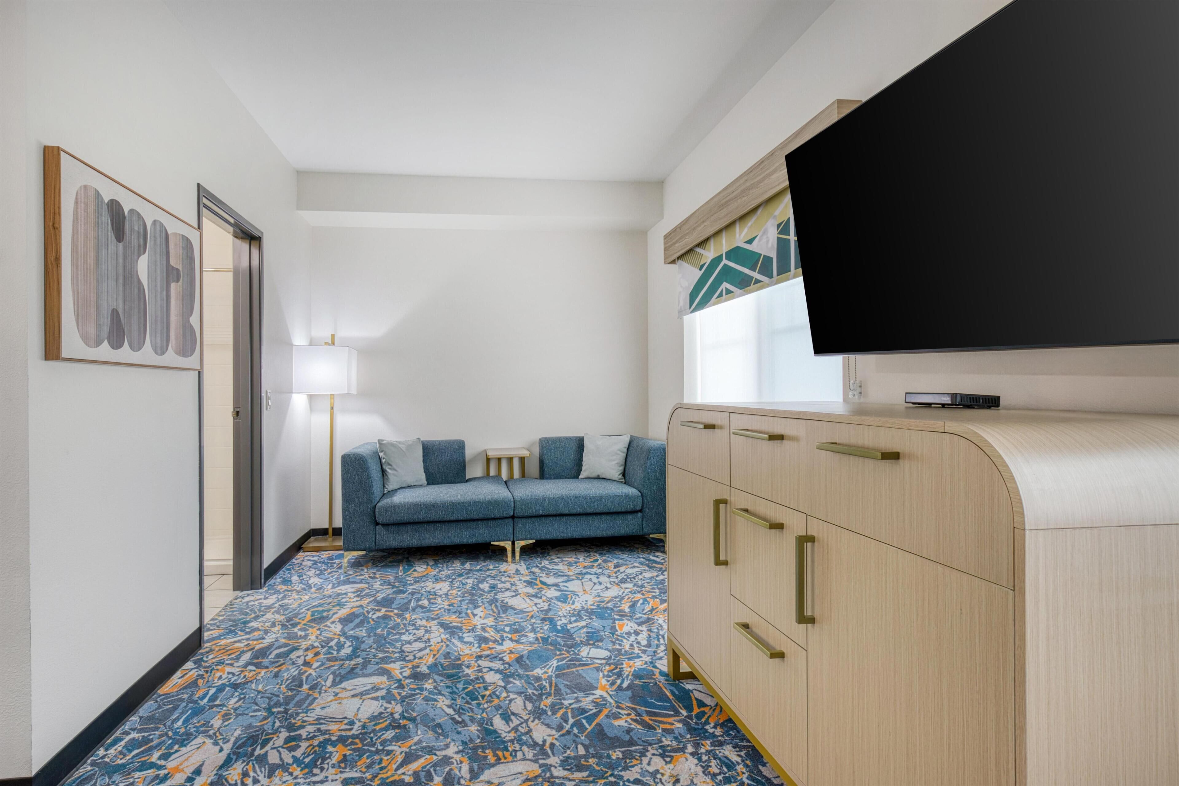 Quarto standard, 1 cama King, para não fumantes, geladeira e micro-ondas (Oversized Room) | Escrivaninha, espaço de trabalho para notebook