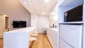 Premium Family Suite With Loft 1602 | Cozinha privada | Uma cafeteira/bule, um frigorífico, uma chaleira elétrica