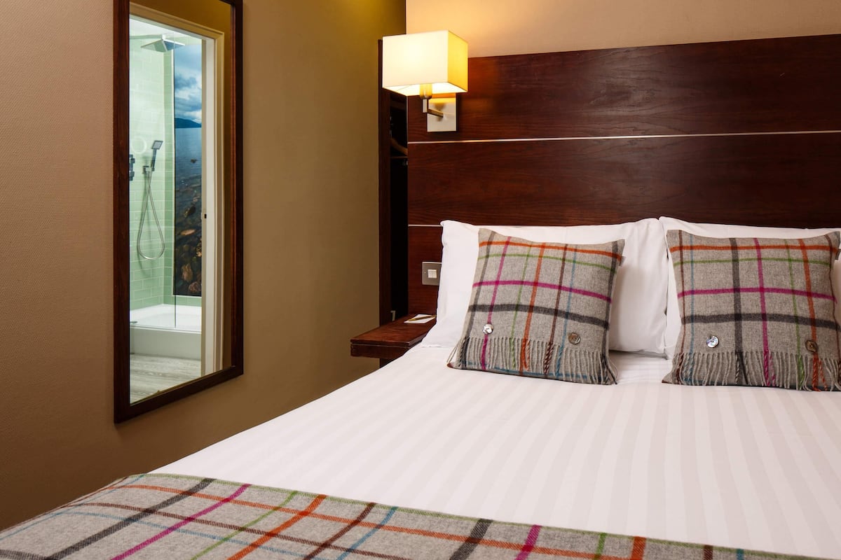 Cofres nos quartos, escrivaninha, ferros/tábuas de passar roupa