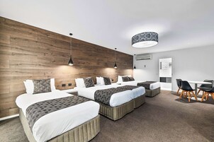 Quarto família, várias camas | Roupas de cama premium, frigobar, cofres nos quartos, escrivaninha