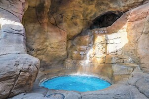 Piscina externa, guarda-sóis, espreguiçadeiras
